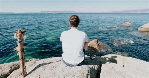 바위 위에 앉아 바다를 바라보는 남자 사진 Unsplash의 바깥 이미지