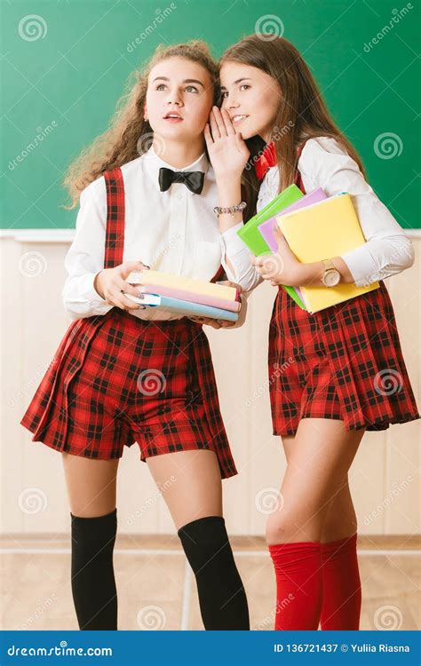 Zwei Schulm Dchen Im Schulstand In Einem Klassenzimmer Mit B Chern Schulm Dchenfl Stern Im Ohr