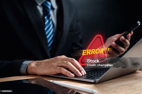 알림 오류 및 유지 관리 개념에 대한 시스템 경고 주의 표시 컴퓨터 네트워크에 대한 사이버 공격 사이버 보안 취약성 데이터 침해