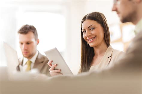 사용하여 웃는 여성사업가인 터치패드 사무실 및 카메라 보기 3 명에 대한 스톡 사진 및 기타 이미지 3 명 기업 재무와