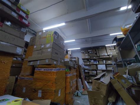 Создать мем коробки на складе склад маленького магазина товар Картинки Meme