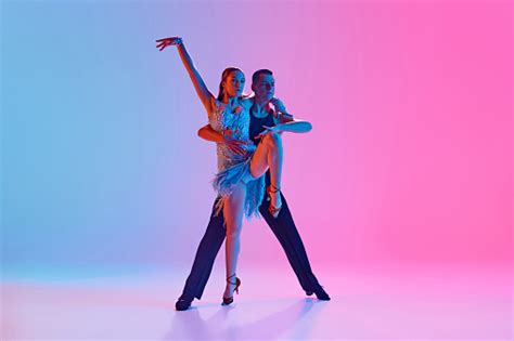 그라데이션 배경에 네온 조명에서 춤을 추는 사교 댄스를 입는 우아한 남자와 여자의 역동적 인 초상화 다민족 그룹에 대한 스톡 사진 및 기타 이미지 Istock