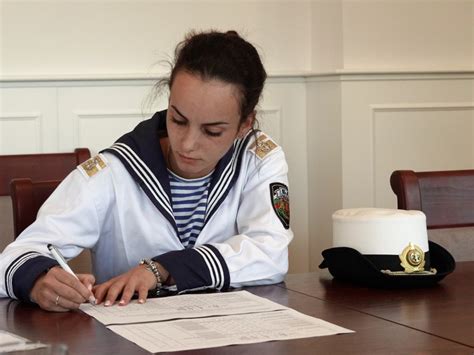 Курсанти випускници на ВВМУ получиха назначения дипломи и пагони в неделя Информационен