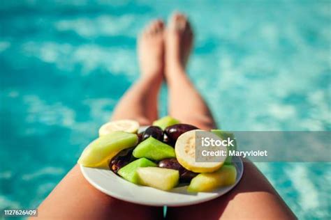 여자는 수영장 배경에 과일 접시를 보유 하고있다 모두 포함 구아바에 대한 스톡 사진 및 기타 이미지 구아바 여자 개념 Istock