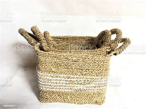 제품 사진을 위해 흰색 배경에 Pandanus 냄새 또는 향기로운 스크류 파인으로 만든 손잡이가 있는 여러 가지 빛깔의 사각형 바구니 짜기 0명에 대한 스톡 사진 및 기타