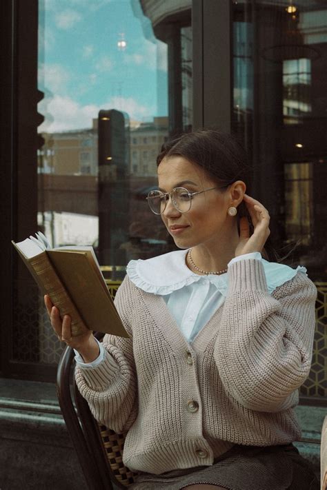 Девушка с книгой Позы для девчачьей фотографии Кофейная девушка Стиль