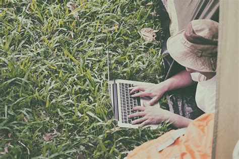 거짓말을 하 고 숲에 캠핑 사이트 텐트에서 노트북을 사용 하 여에 관광을 젊은 남자 여름에 야외 활동입니다 국립 공원에 여행 하는 모험 관광에 대한 스톡 사진 및 기타