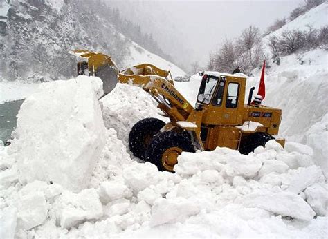 川藏公路遭遇雪崩 交通徹底中斷