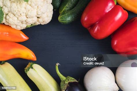 호박 Caulifloweron 양파 오이 파프리카 그리고 가지 어두운 파란색 나무 배경 0명에 대한 스톡 사진 및 기타 이미지 Istock