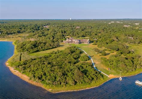 Inside Barack And Michelle Obamas Marthas Vineyard Home Homes And