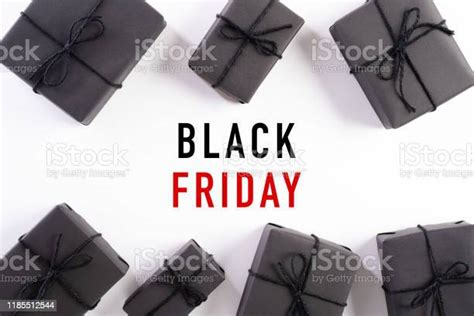 흰색 배경에 검은 색 선물 상자와 블랙 프라이데이 세일 텍스트의 상단보기 쇼핑 컨셉 복싱 데이와 블랙 프라이데이 구성 개념에 대한 스톡 사진 및 기타 이미지 Istock
