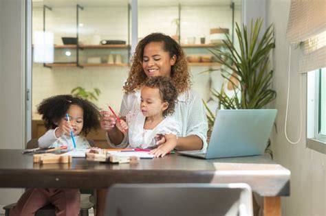 Madre Afroamericana Jugando Con Sus Hijas En Casa Foto De Archivo Imagen De Hija Madre