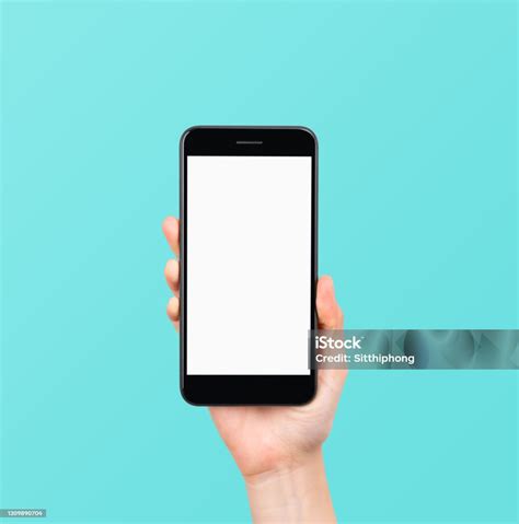 파란색 배경에 고립 된 빈 화면의 스마트 폰 모형을 들고 있는 손 광고를 게재하려면 화면을 선택하세요 개념에 대한 스톡 사진 및 기타 이미지 Istock