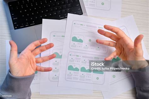 남자 디자이너는 웹 사이트 디자인 와이어 프레임을 만듭니다 스케치 프로토 타입 프레임 워크 레이아웃 미래 디자인 프로젝트 Ui 및 Ux 사용자 인터페이스 사용자 경험