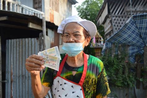 ในประเทศ เฮลั่นตลาด ยายวัย 72 ดีใจจนตัวสั่น โชคดีถูกหวยรับ 12 ล้าน