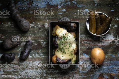 숲 녹색 점토 배경에 조리 된 원시 파란색 감자와 절인 절인 오이 감자 요리에 대한 스톡 사진 및 기타 이미지 감자 요리 건강한 생활방식 건강한 식생활 Istock