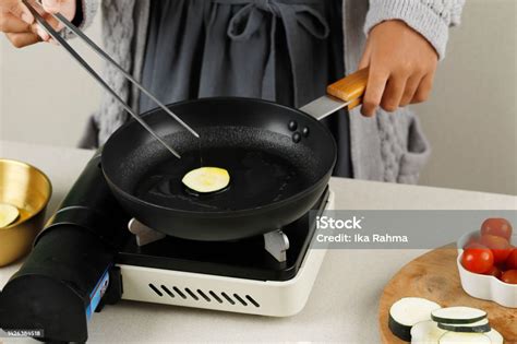 부엌에서 호박 전 한국 호박 팬케이크 요리 검은 팬에 계란 반죽으로 얇게 썬 호키니를 넣어 녹색에 대한 스톡 사진 및 기타 이미지 Istock