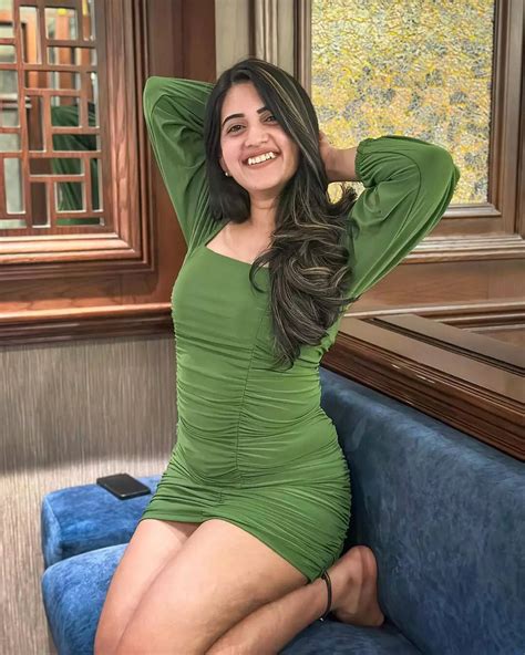 బీచ్‌లో బికినీలో సెగలు రేపుతున్న యాంకర్ స్రవంతి ఆల్‌మోస్ట్ అంతా