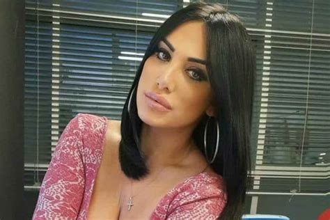 Marika Fruscio Il Vestitino Fatica A Contenere Le Curve Esplode Tutto