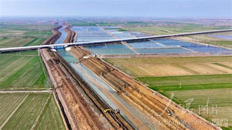 江苏泗洪疏浚河道施工忙 人民图片网