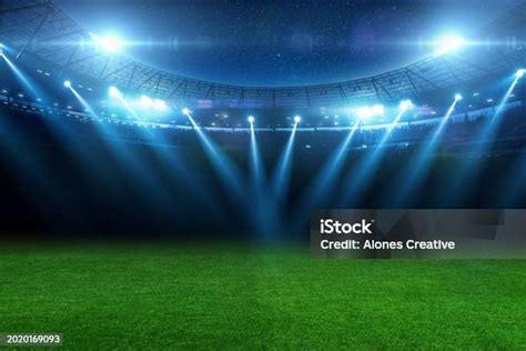 푸른 잔디밭이 있는 아름다운 스포츠 경기장은 밤에는 별과 함께 푸른 스포트라이트로 빛납니다 스포츠 대회세계 선수권 스타디움에
