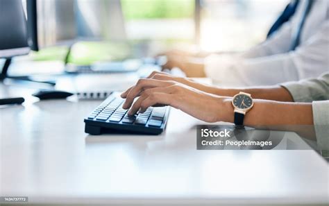 사무실의 책상에서 컴퓨터에서 일하는 비즈니스 여성과 손 키보드 및 타이핑 손가락 이메일 및 규정 준수 또는 세금을 위해 데스크톱 Pc에서 일하는 여성 직원과 함께 보고합니다