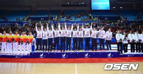 사진 여자 농구대표팀20년 만에 시상대 위에 우뚝