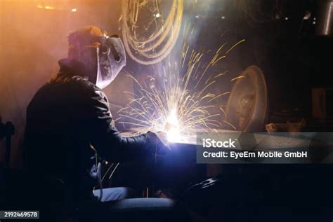 용접 마스크를 쓴 남자가 어두운 작업장에서 파이프를 용접하고 있습니다 얼굴에 용접 연기 클로즈업 30 34세에 대한 스톡 사진 및 기타 이미지 Istock