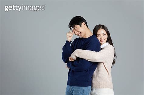 한국인 스웨터 상의 커플 커플 인간관계 로맨스 컨셉 데이트 로맨틱 행복 포옹 홀딩 Jv12108275 게티이미지뱅크