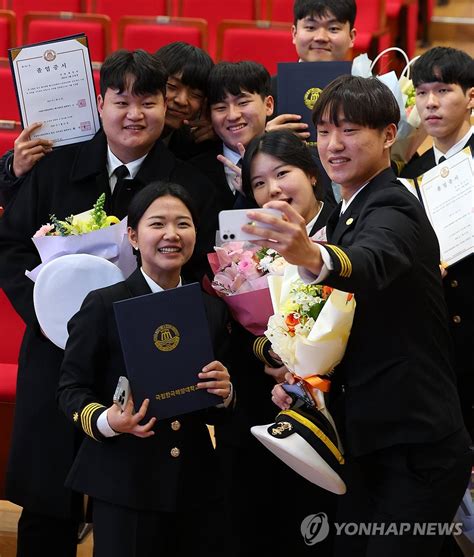 빛나는 졸업장 들고 연합뉴스