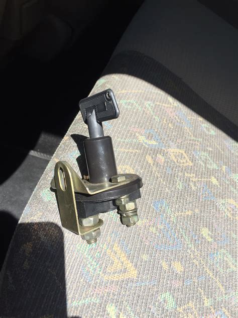 Акум в багажник и отключатель массы в салон — Toyota Starlet 60 1 3 л 1982 года