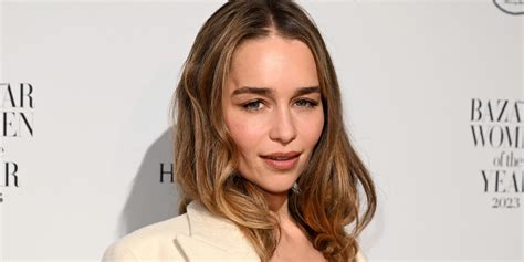 Emilia Clarke Heeft Nu De Perfecte Winterblonde Haarkleur