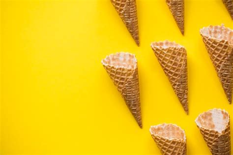 밝은 노란색 배경에 빈 와플 웨이퍼 아이스크림 콘 프리미엄 사진
