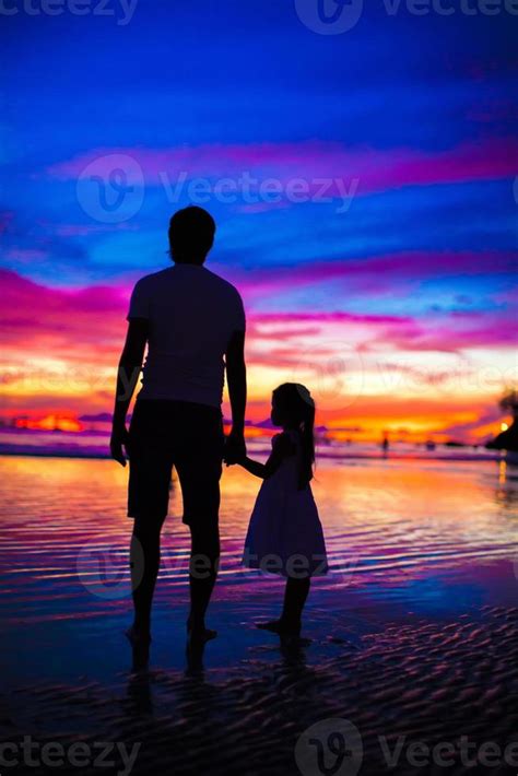 Silueta De Padre E Hija Caminando