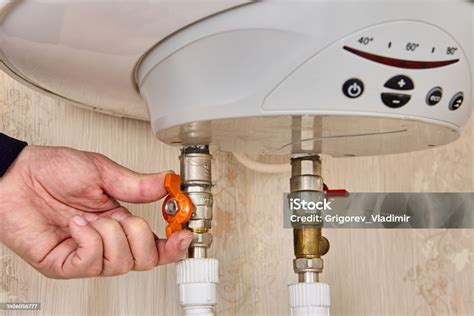 전기 탱크 온수기 시작을위한 나비 손잡이가있는 핸드 터닝 볼 밸브 가정용 물 공급을 위해 물을 가열하기 위해 전기를 사용합니다 보일러에 대한 스톡 사진 및 기타 이미지