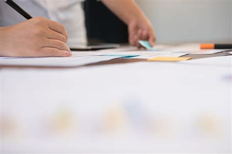 젊은 성공적인 시작 팀 사무실에서 회의 사업 및 브레인 스토밍 사업 계획 재정 및 마케팅 그래프와 차트 태블릿에 사업가 공동체에