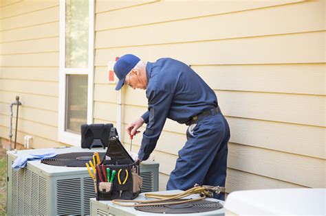 Ac 장치 및 발전기 외부에서 기술자 서비스 가정 생활에 대한 스톡 사진 및 기타 이미지 가정 생활 야외 에어컨 Istock