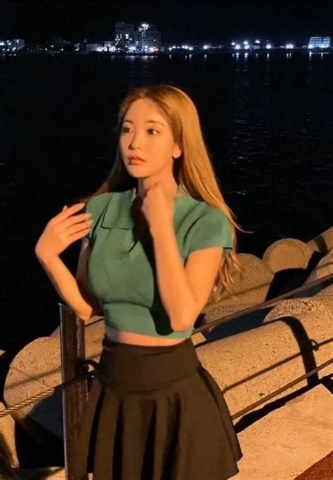 홍진영 바닷가서 크롭티 입고 뽐낸 늘씬 몸매…김호영 인형 [n샷] 파이낸셜뉴스