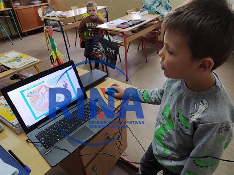 Устају да ме поздраве кад улазим а у учионици је све под конац Деца у сеоским школама за