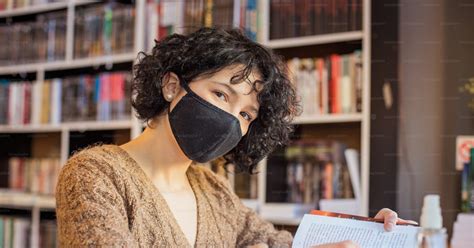 도서관에서 책을 읽는 안티 바이러스 마스크를 쓴 여자 사진 Unsplash의 도서관 이미지