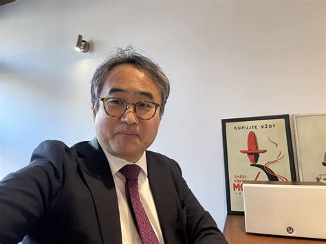 보 작년에는 주일에 성의를 입었지만 올해부터 성의를 벗었습니다 그리고 지난 주까지 입었던 클러지셔츠도 벗었습니다 오늘은 그냥 개신교 목사 패션입니다 그냥 교우들과