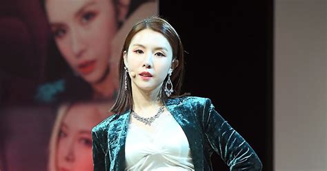 워너비 린아 당당한 복근노출 포즈[포토엔hd]