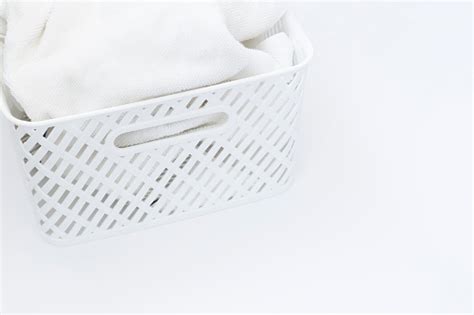 흰색 배경에 흰색 플라스틱 세탁 바구니에 흰색 수건 순도 신선도 및 부드러움의 상징 0명에 대한 스톡 사진 및 기타 이미지