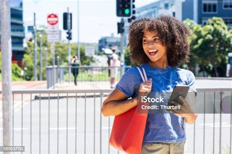 아프리카오스트레일리아 여성 문자 메시지에 웃음으로 반응 대학생에 대한 스톡 사진 및 기타 이미지 대학생 아프리카 원주민 민족 학생 Istock