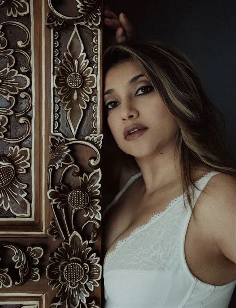 Biodata Dan Agama Sarah Azhari Artis Adik Ayu Azhari Yang Pernah Direkam Saat Ganti Baju