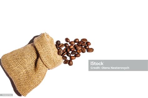흰색 배경에 고립 된 삼베 백에서 흩어져 구운 커피 콩 공간을 복사합니다 가득 찬에 대한 스톡 사진 및 기타 이미지 가득 찬