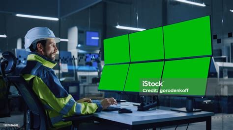 산업 40 현대 공장 시설 운영자제어 워크샵 생산 라인 녹색 화면 크로마 키 모의 템플릿을 보여주는 6 디스플레이와 컴퓨터를 사용합니다 기계 작동 프로세스를 제어합니다