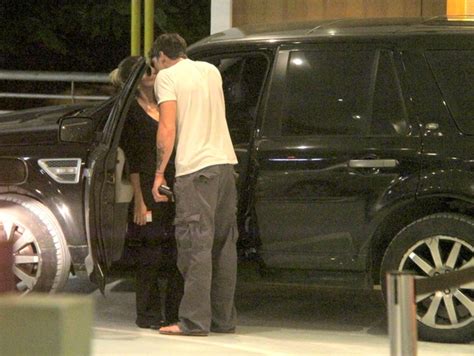 Ego Cleo Pires E Rômulo Neto Trocam Beijos Em Shopping Do Rio Notícias De Famosos