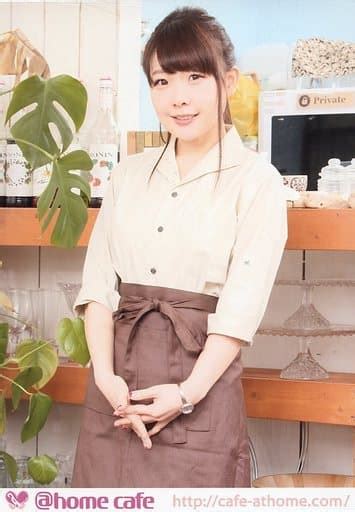 駿河屋 ＠ほぉ～むカフェかずは膝上・衣装ベージュ・茶・両手組み・体左向き・葉・背景白水色茶・「＠home Cafe」公式生写真（女性生写真）