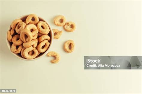 타랄리는 시칠리아와 칼라브리아의 전형적인 요리의 전형적인 건조 또는 베이글과 유사한 전통적인 이탈리아 전채입니다 그릇에 흰색 배경에 베이글 공간을 복사합니다 건강한 생활